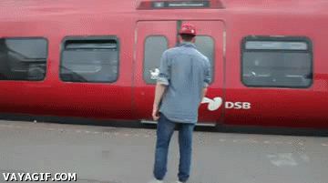 JOKES CHISTES MEMES GIFS IMAGENES : Subir al tren con estilo