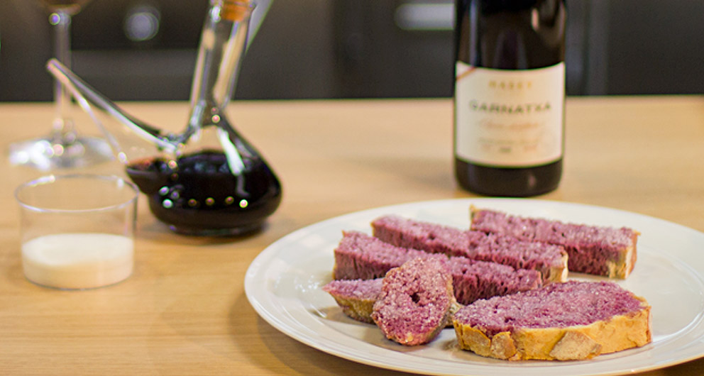 - Salmorrejo -: Pan con vino tinto y azúcar