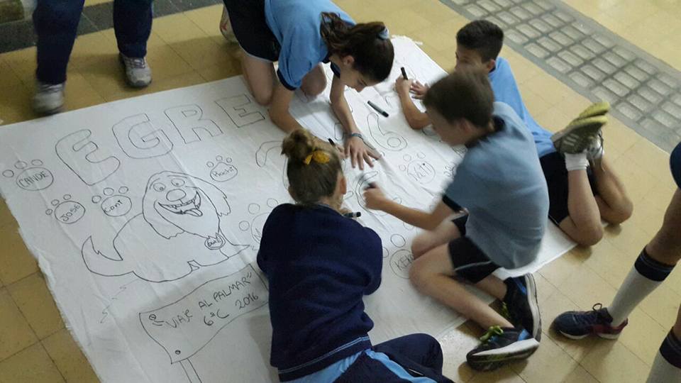 ASÍ VAMOS TRABAJANDO: BANDERA DE EGRESADOS