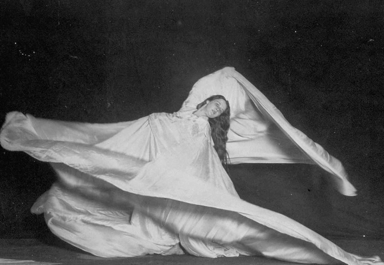 Amazing Vintage Photos of Loie Fuller Dancing from the Late 19th ...