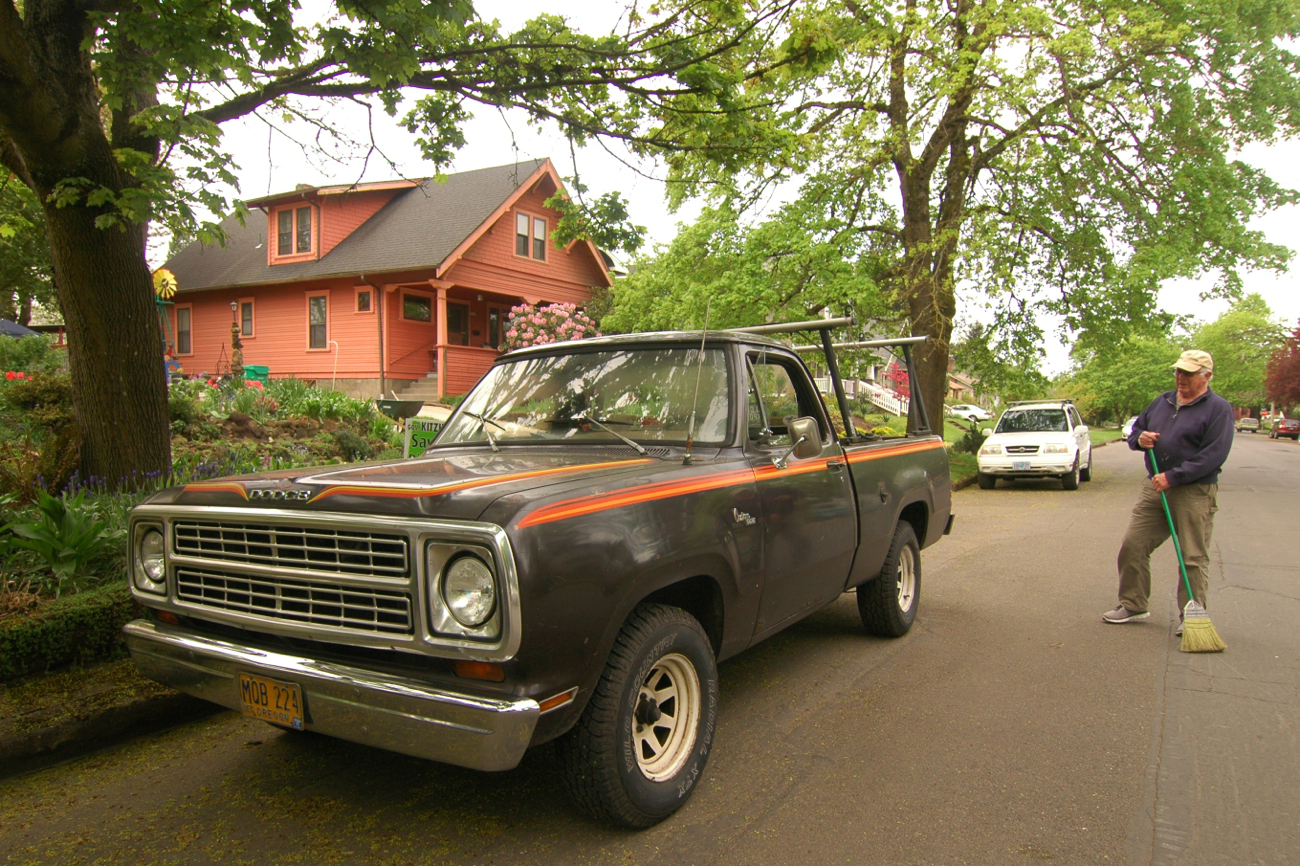 OLD PARKED CARS.: 1979 Dodge 100 Custom Prospector.