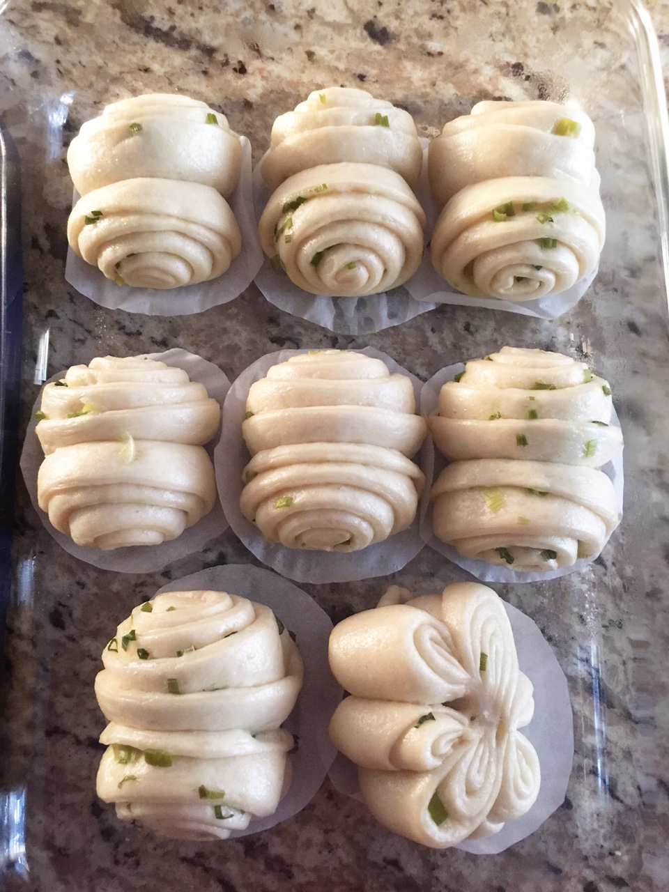 Scallion steamed twisted rolls (香葱花卷）