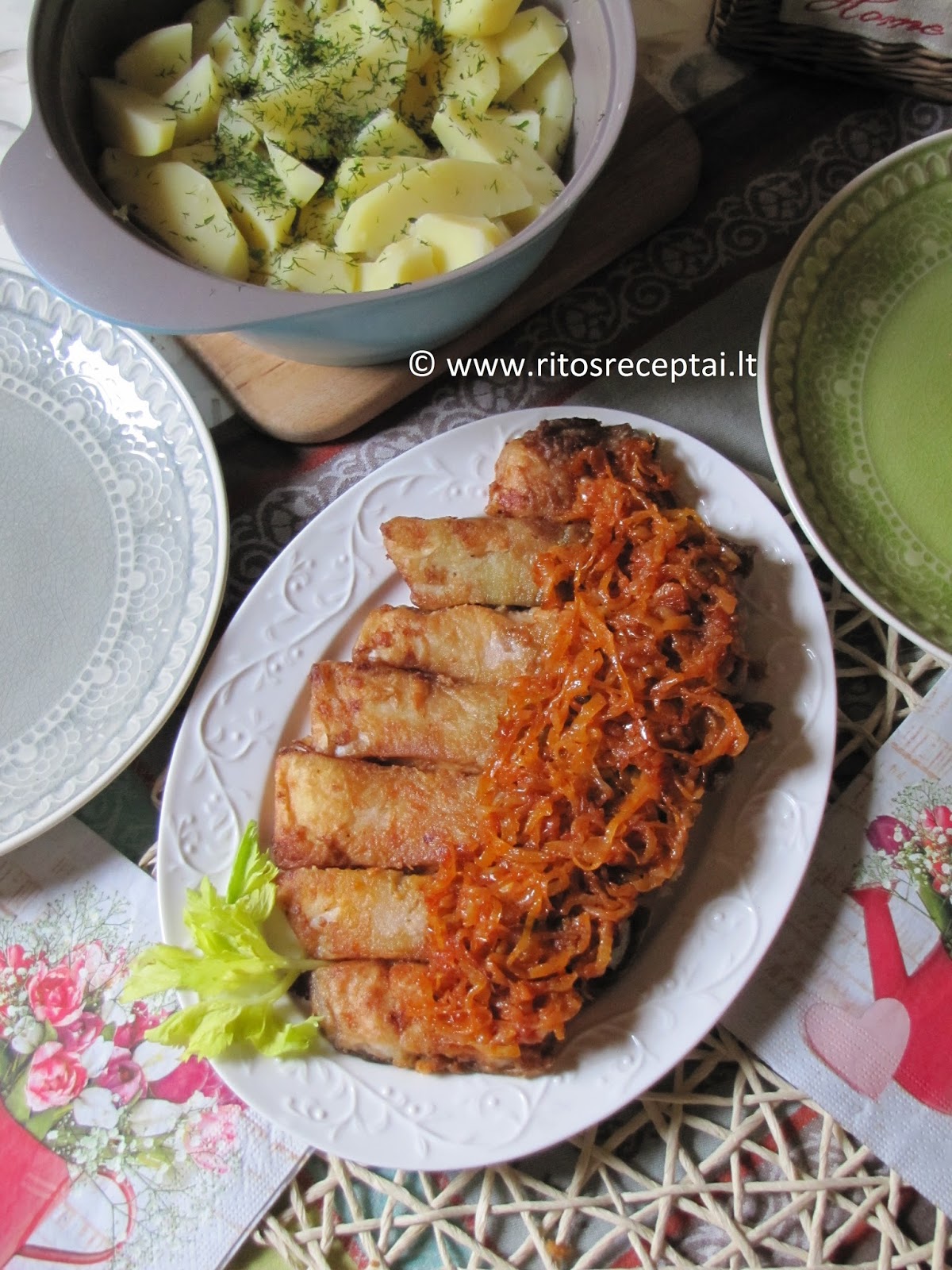 Ritos receptai : Keptas karpis su karamelizuotais svogūnais