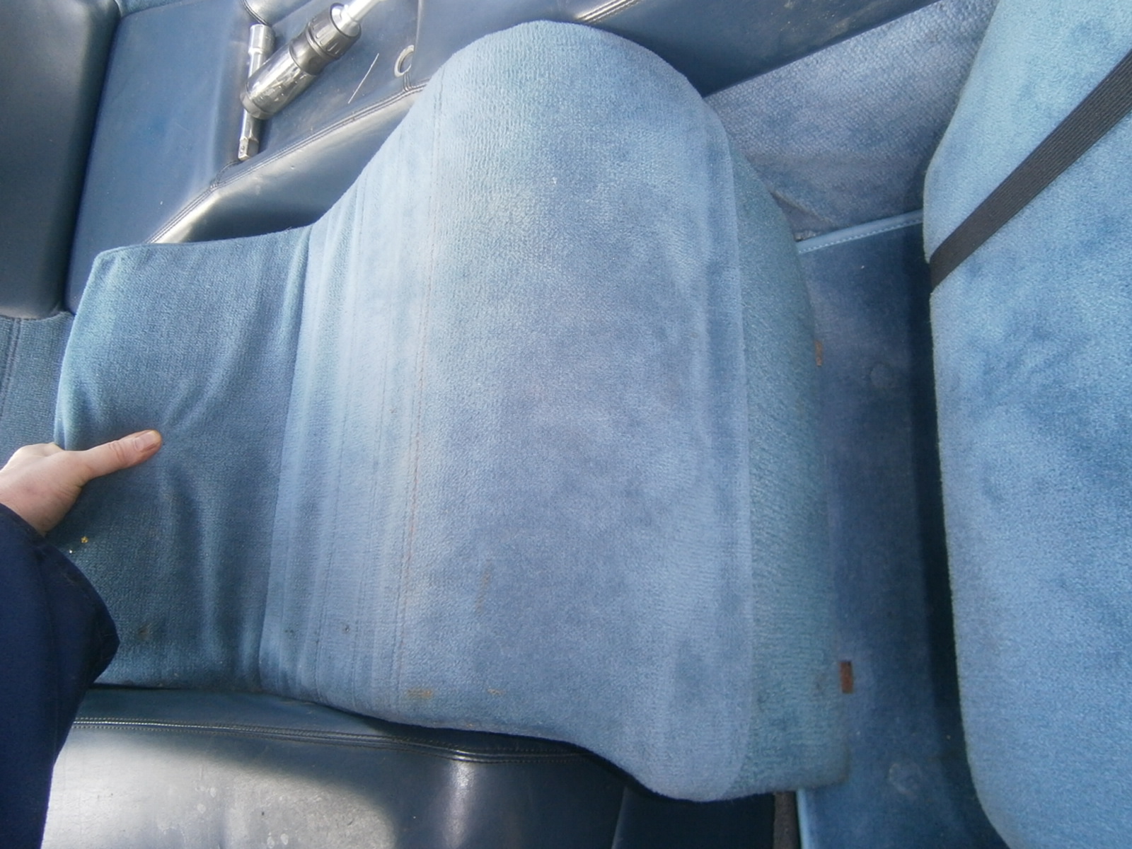 Lotus Excel Restoration: Installation of rear seatbelts Securon 200