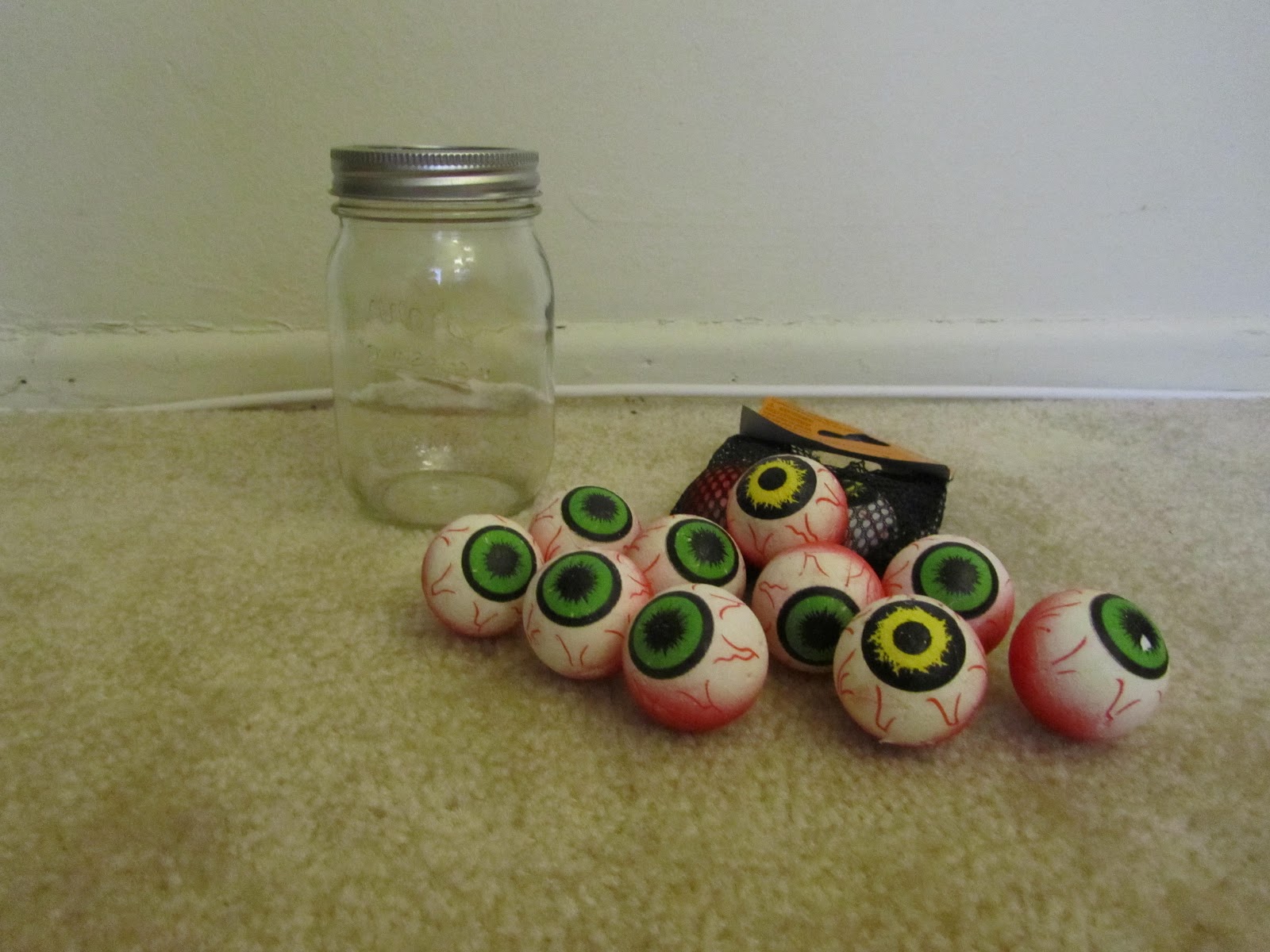 Pickles & Chapstick: she's crafty: halloween decorations - eyeballs in ...