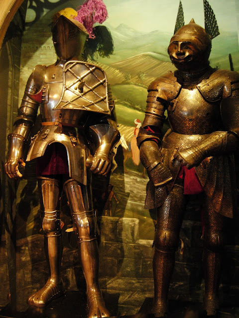 Korok csodái: Grotesque helmet and other parade helmet / Groteszk és ...