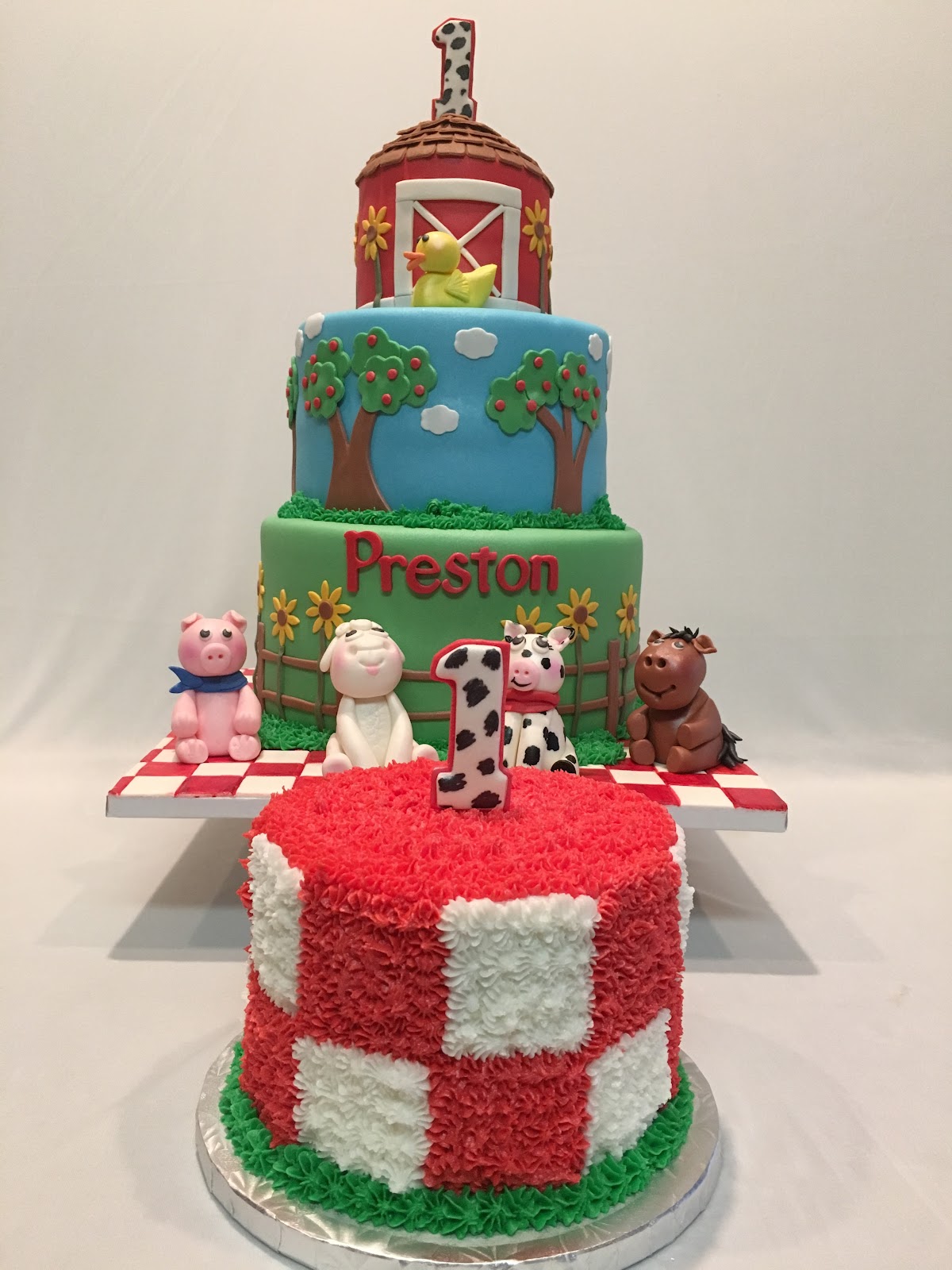 MyMoniCakes: Old McDonald Barnyard cake with matching smash cake