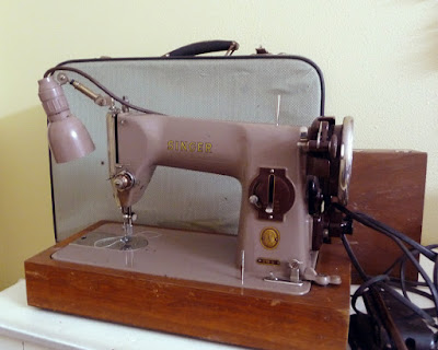 Sew Retro Machine: A Closer Look at the Singer 215G