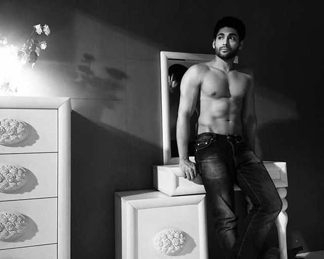Shirtless Bollywood Men Ruslaan Mumtaz Topless In A Towel