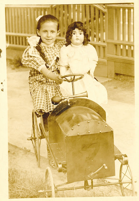 24 Vintage Photos of Little Girls Posing With Their Dolls From the Late ...