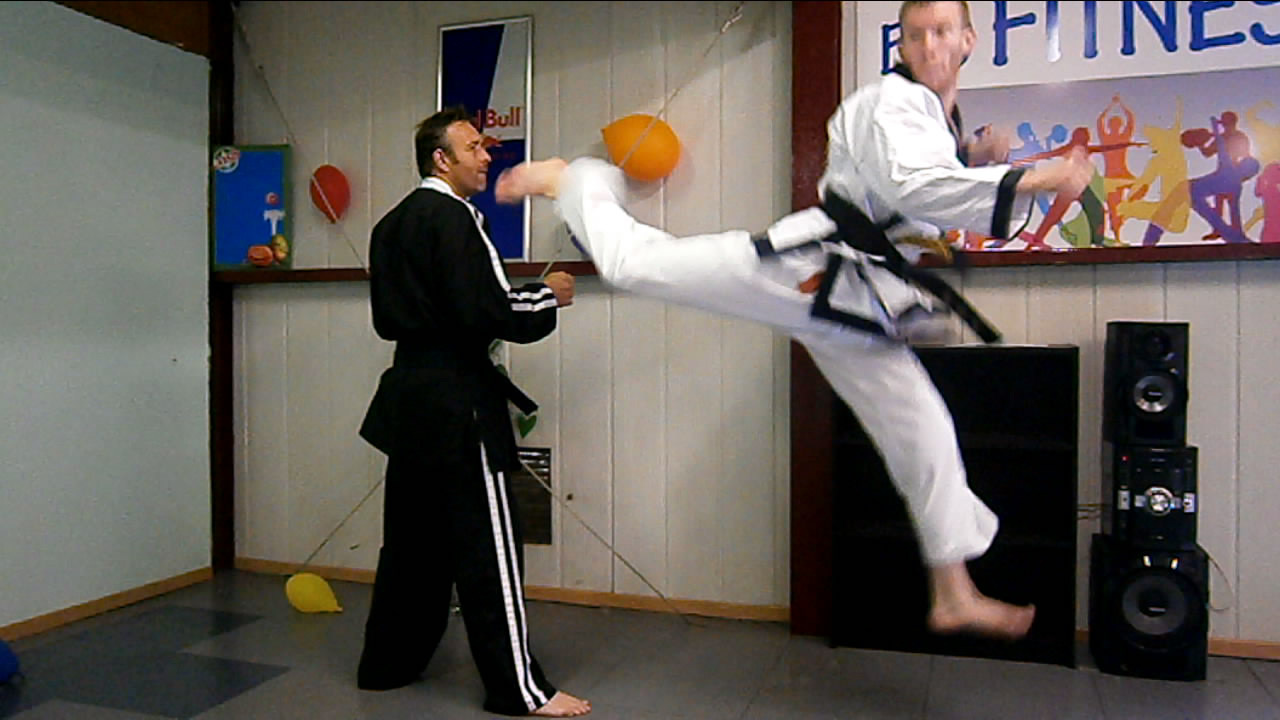 TAEKWONDO PERFORMANCE: TECHNIQUE: LE DWIT TCHAGUI par Pascal Wollwert