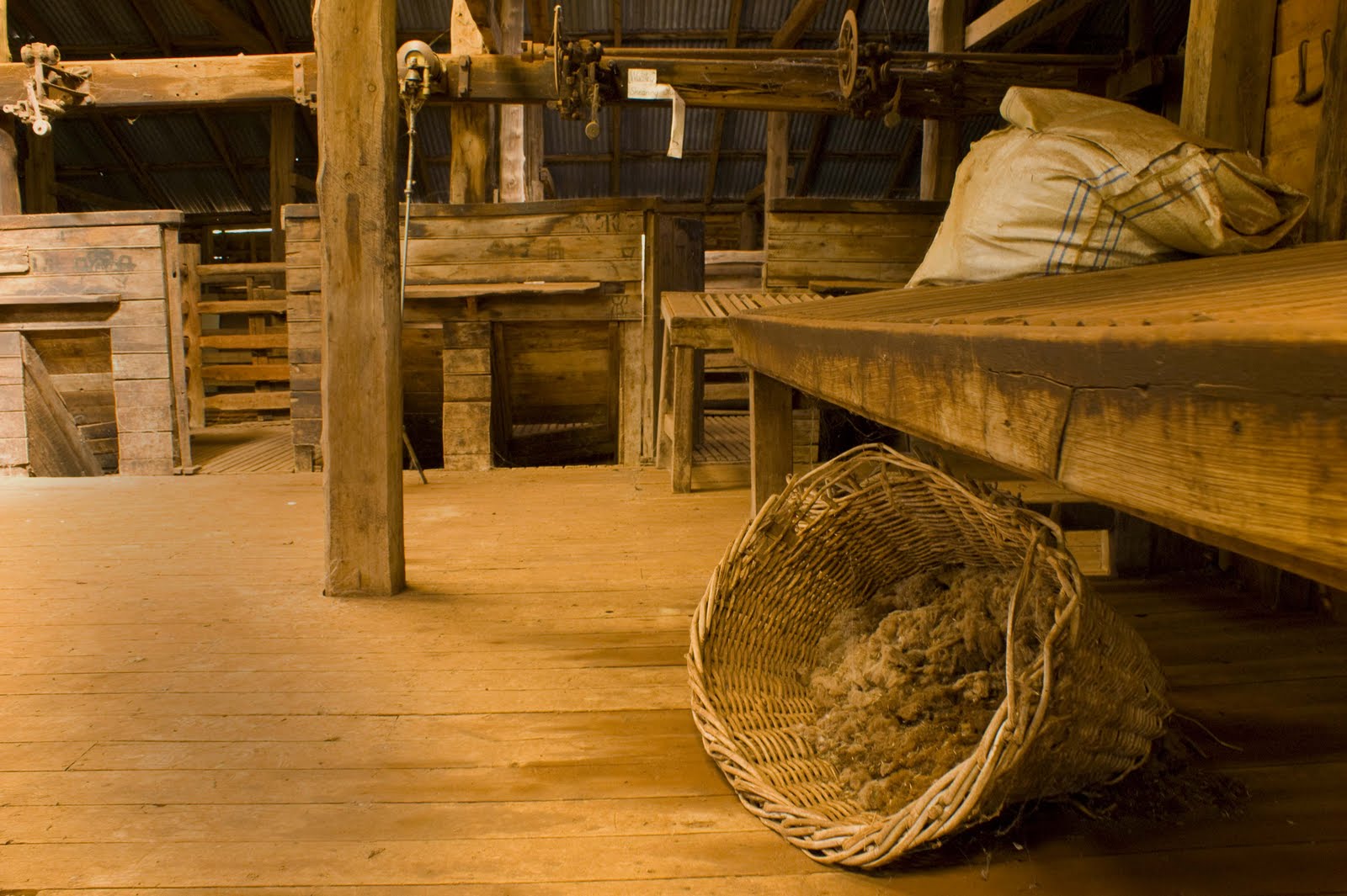 BigRedBusTouringCo.com: Naradhan Woolshed- Rankin Springs Road