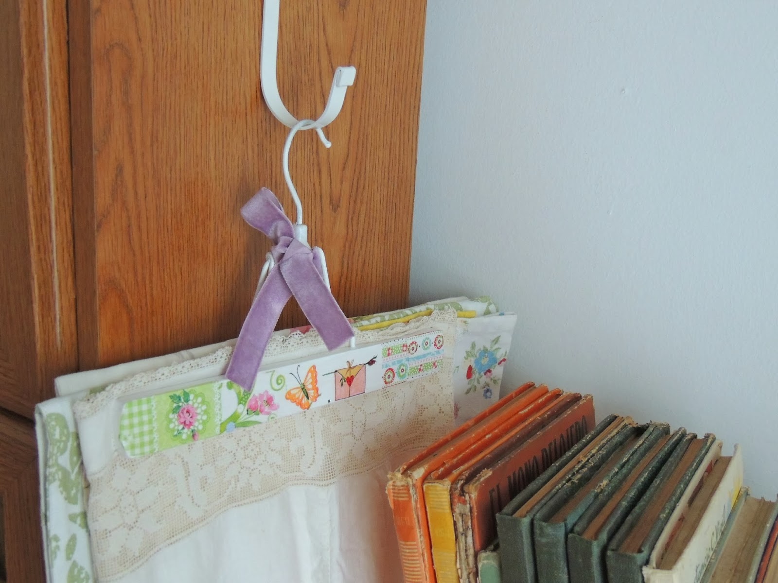 Tazas & Cuentos: Colgando Telas...... Hanging Fabrics