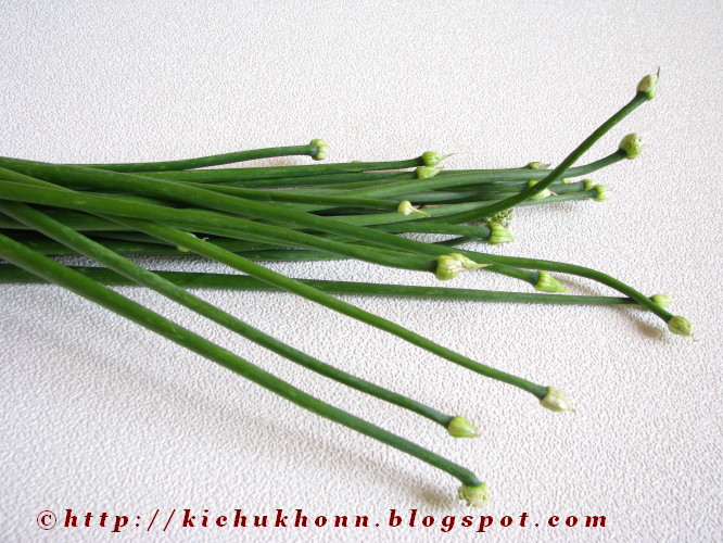 Kitchene Kichukhonn : Peyaj Koli bhaja / Stir fried onion stalks