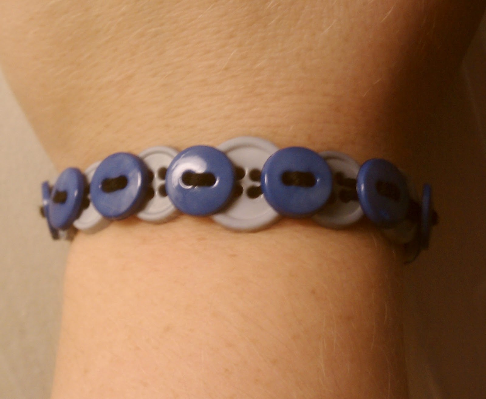 Dabble...: DIY: Button Bracelets