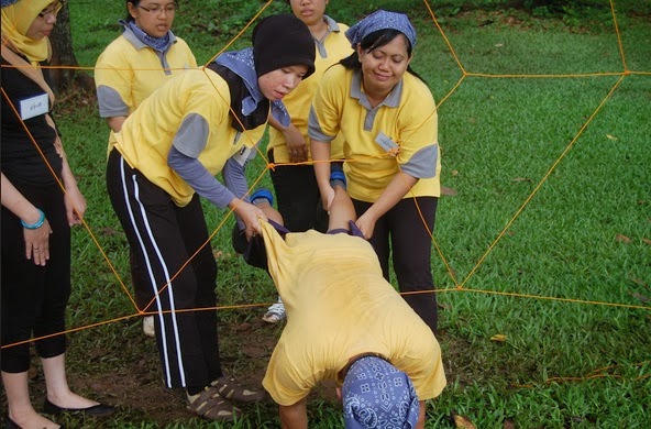 kebun strawberry lembang: game outbound jaring laba-laba