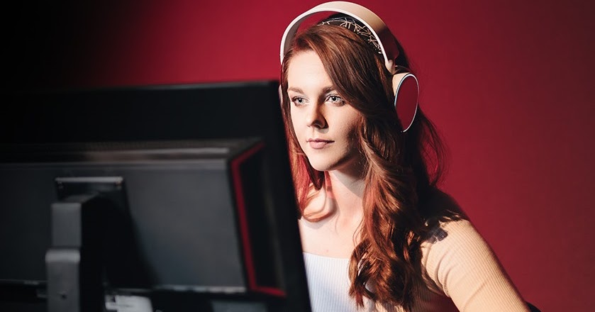 TV with Thinus: The pro-player and live streamer Julia Robson joins ...