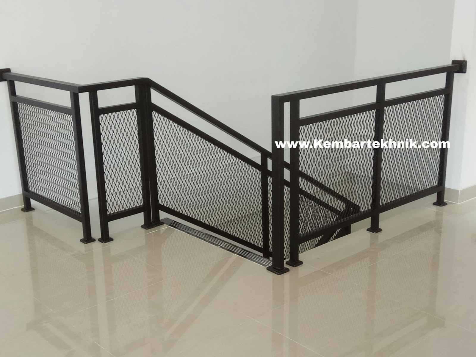 Menggunakan Railling dan Balkon Dari Bahan Besi dan Stainless Berkualitas