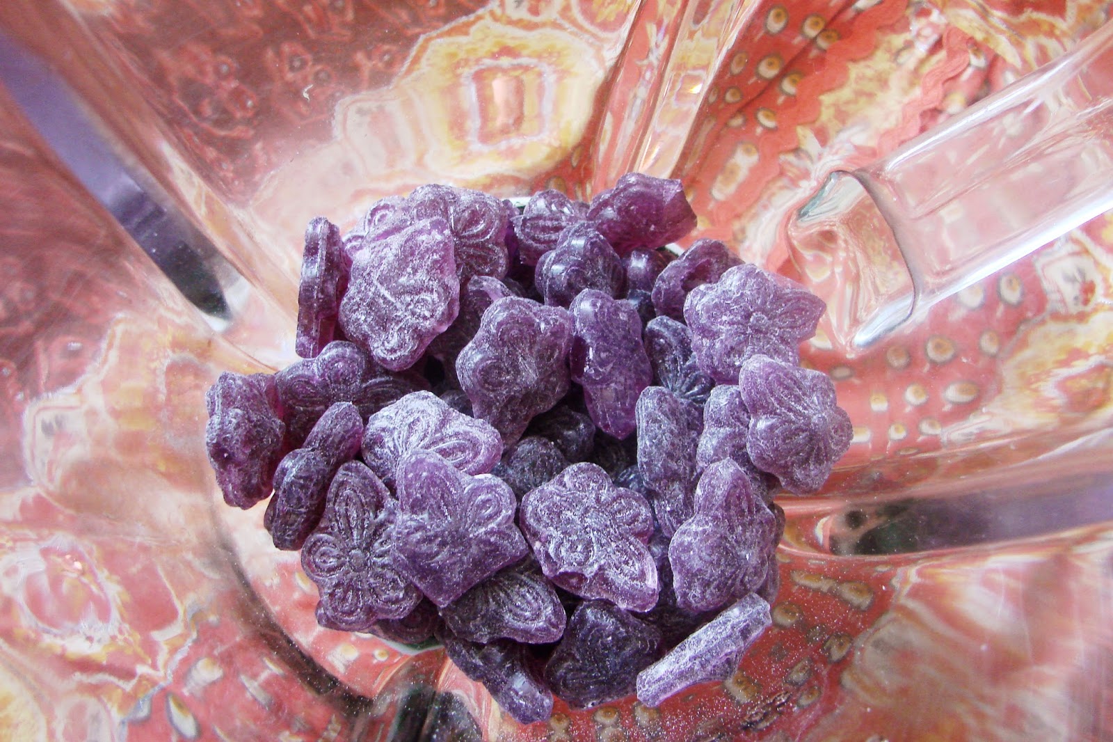 CON GORRITO Y DELANTAL: Smoothie de mandarinas y violetas