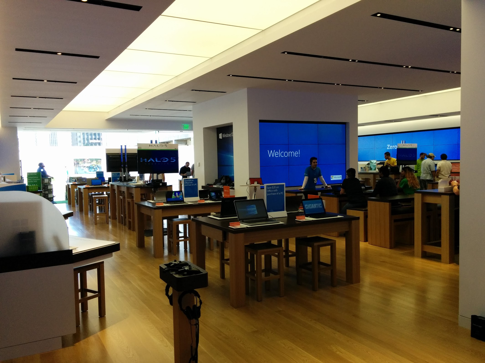 CIS 471: Brick and mortar stores -- Apple, Microsoft and Google?