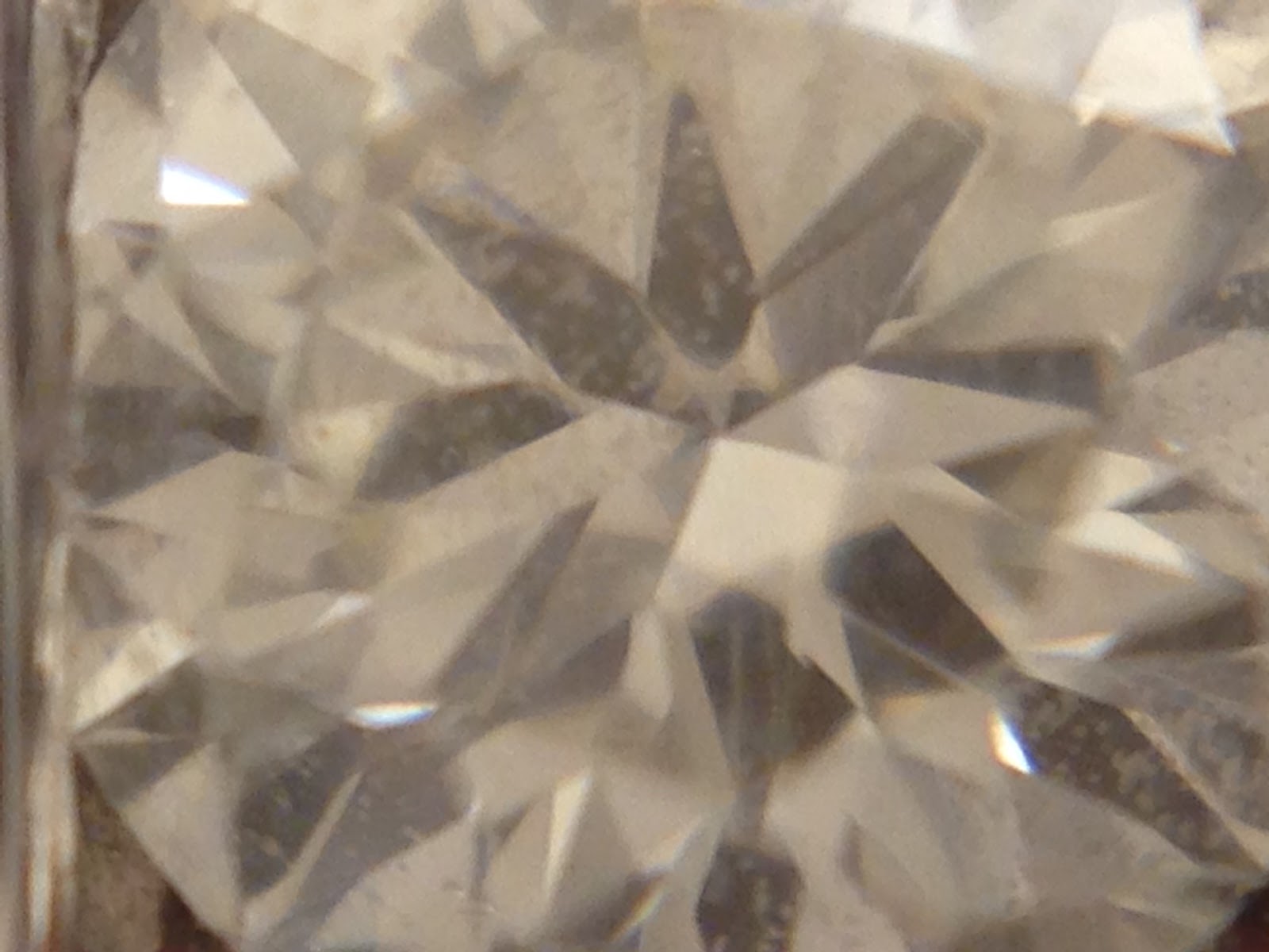 Microscopy-Pictures: Diamond ring under the microscope