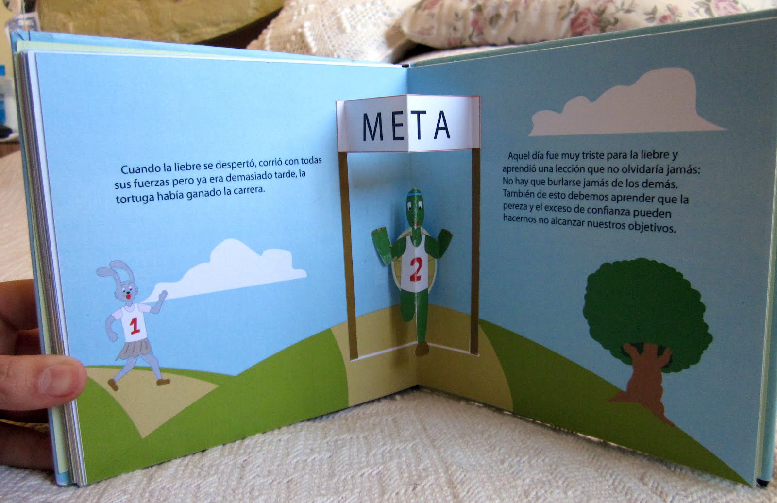 Diseño Gráfico: Libro pop-up "La liebre y la tortuga"