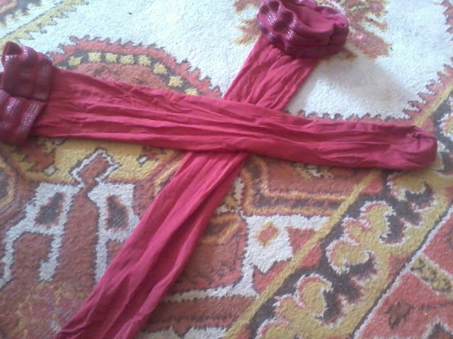 Free is beautiful: Ciorapi rosii cu adeziv 3 lei