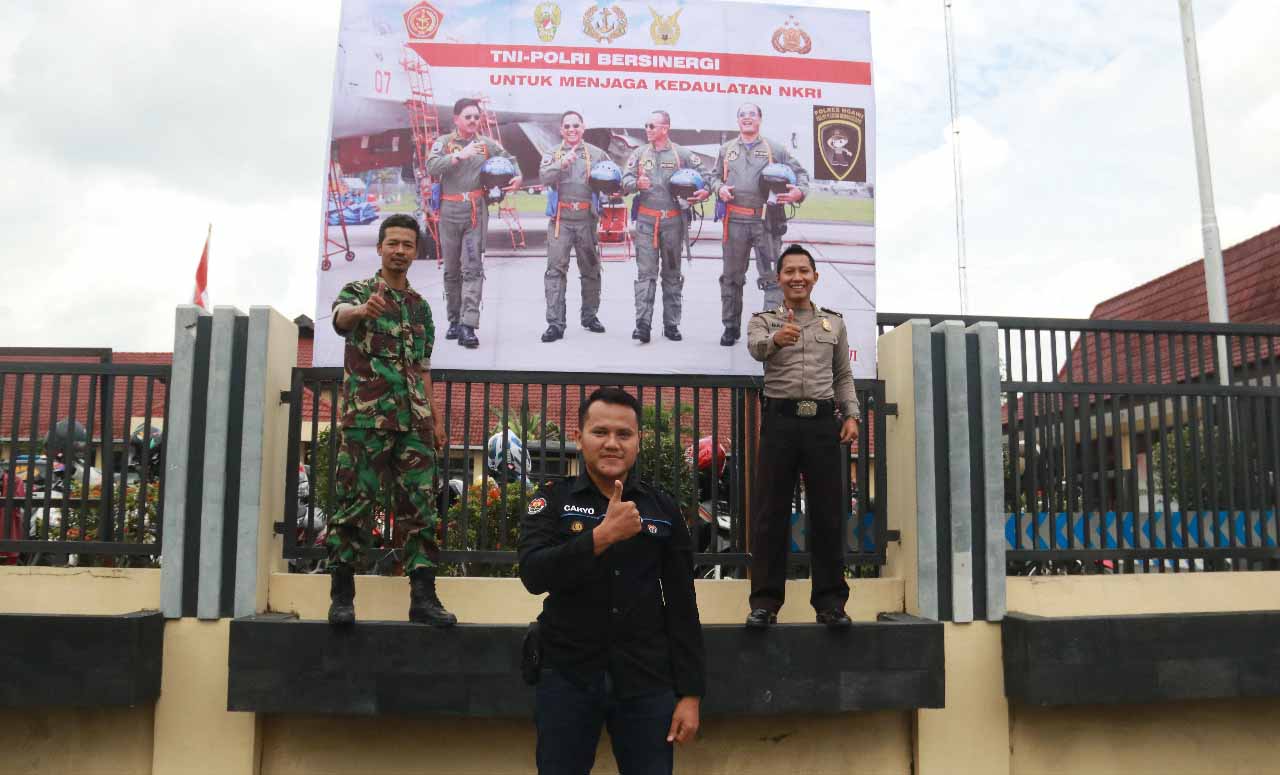 Pemasangan Banner Spanduk "SINERGITAS TNI-POLRI" Di Polres Ngawi Dan ...