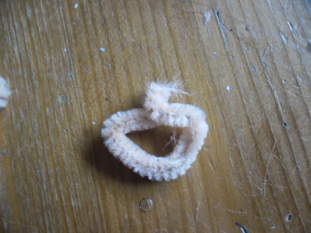 Marianne's Miniverse: Making chenille stem bears