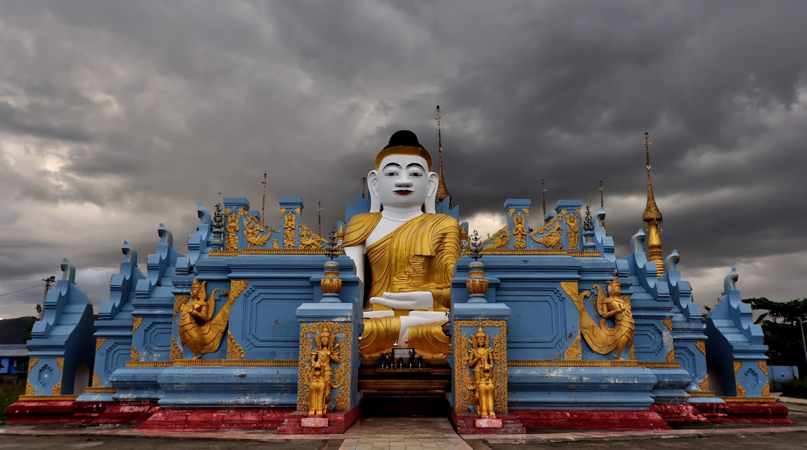 Les voyages de Michèle et Jean-Michel: Lac Inle en pirogue : Monastère ...