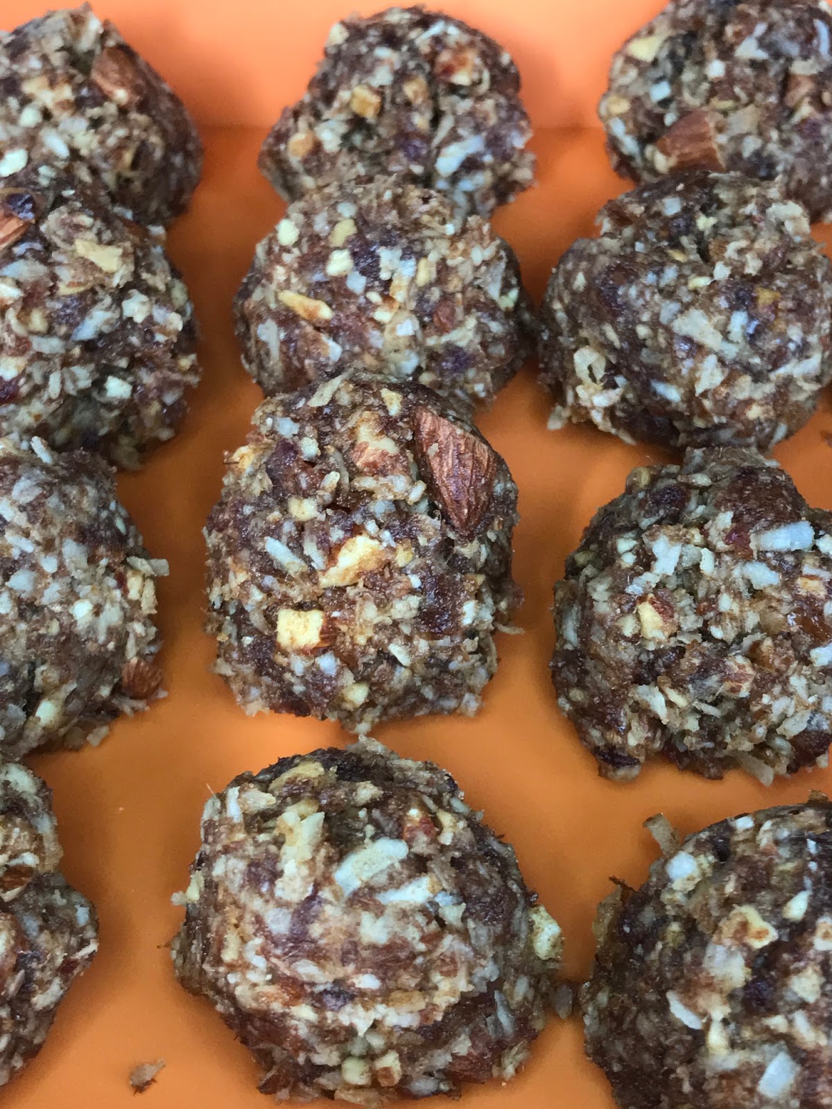 Pink-Vegan: Coconut Almond Snack Balls (DF, GF)