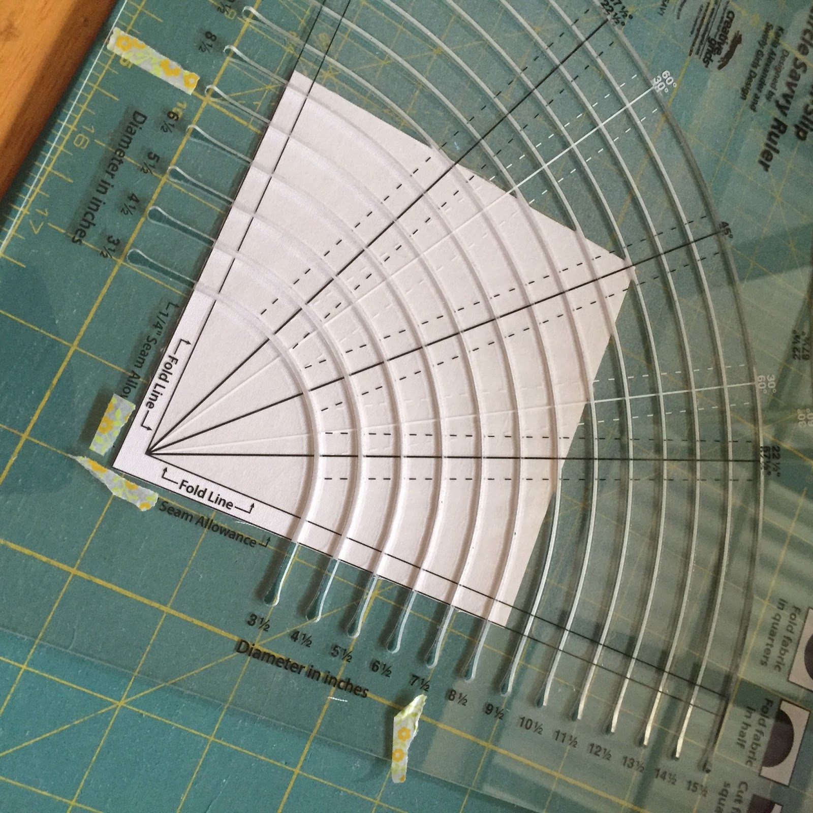 Kate Henderson Quilts: Modern Clamshell Mini Quilt