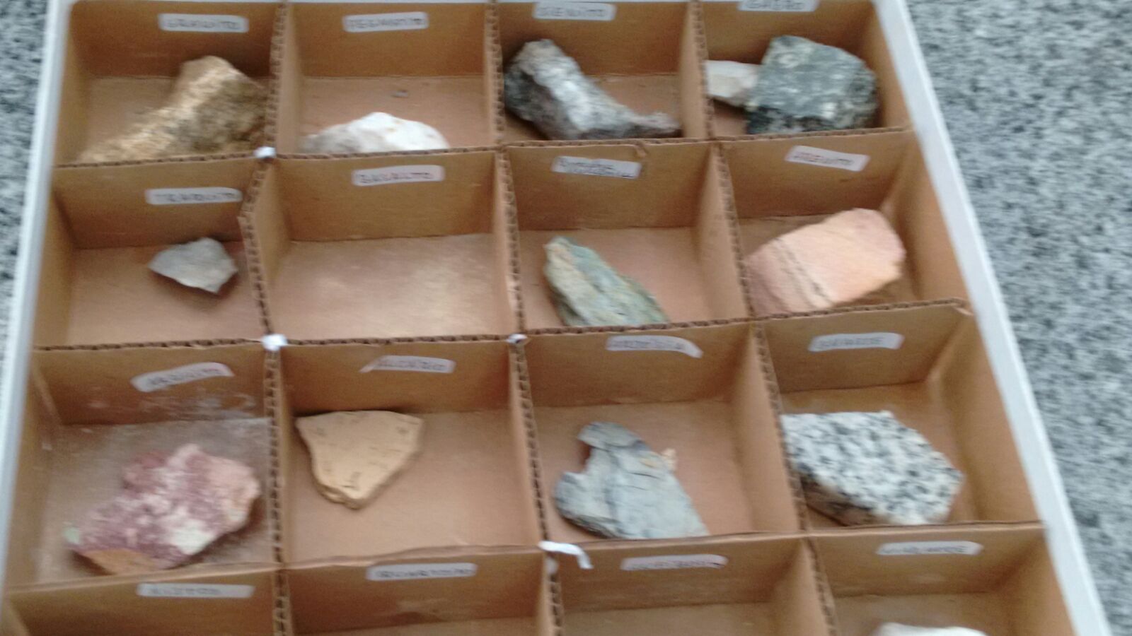 E.M.Prof. Edilson Duarte: Aula de geografia sobre os tipos de rochas