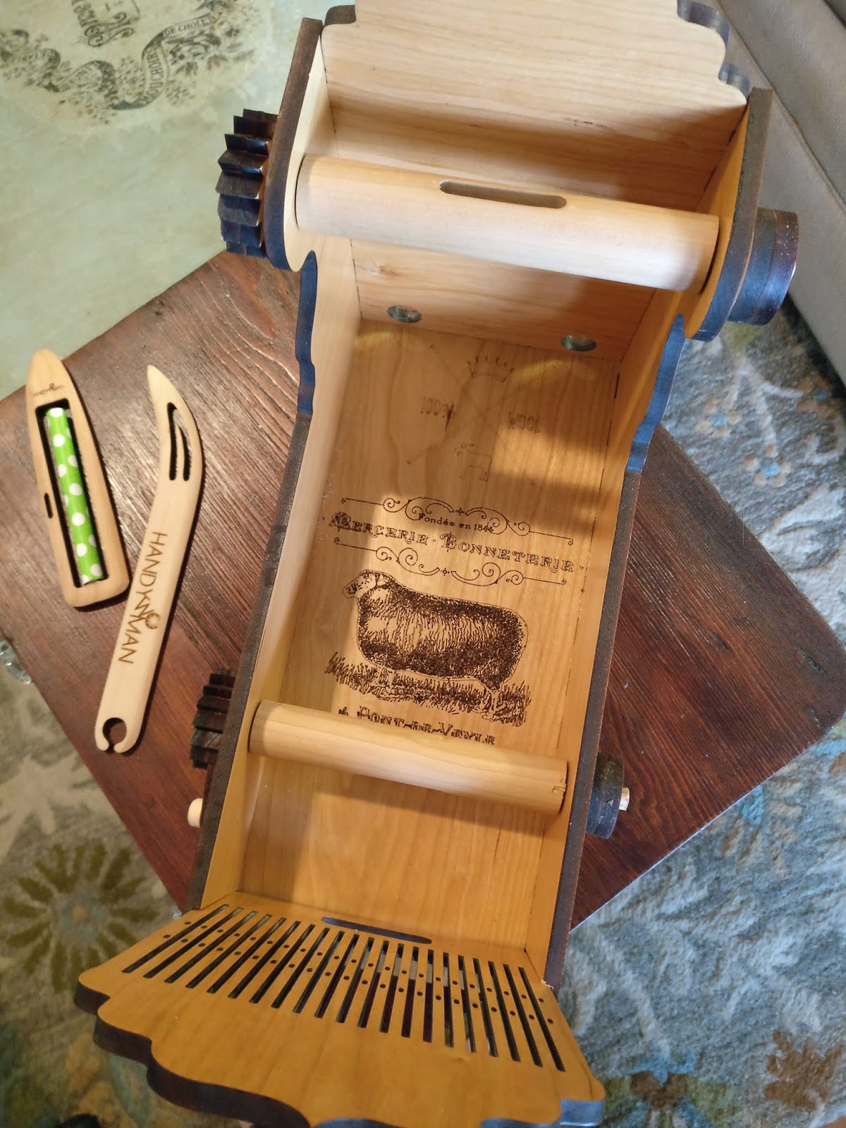 She's just a girl who creates...: Some box loom designs from Handywoman