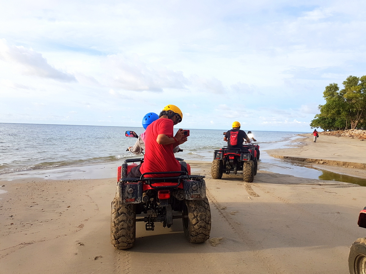 Travelholic: Beach ATV ride in Labuan