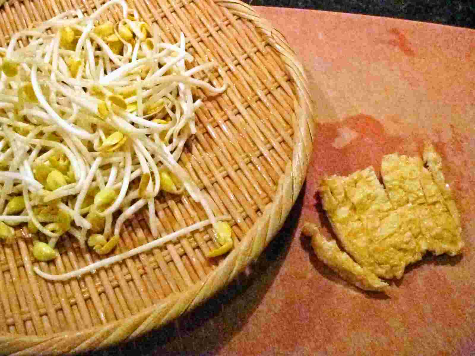 Recipes for Tom: Moyashi to age no sattoni / bean sprouts with thin ...