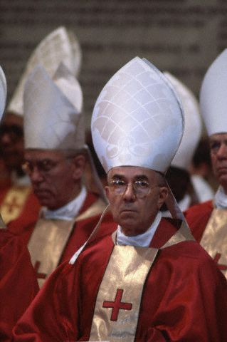 SACRIS SOLEMNIIS: Liturgie papali: ai signori cardinali, una mitria ...