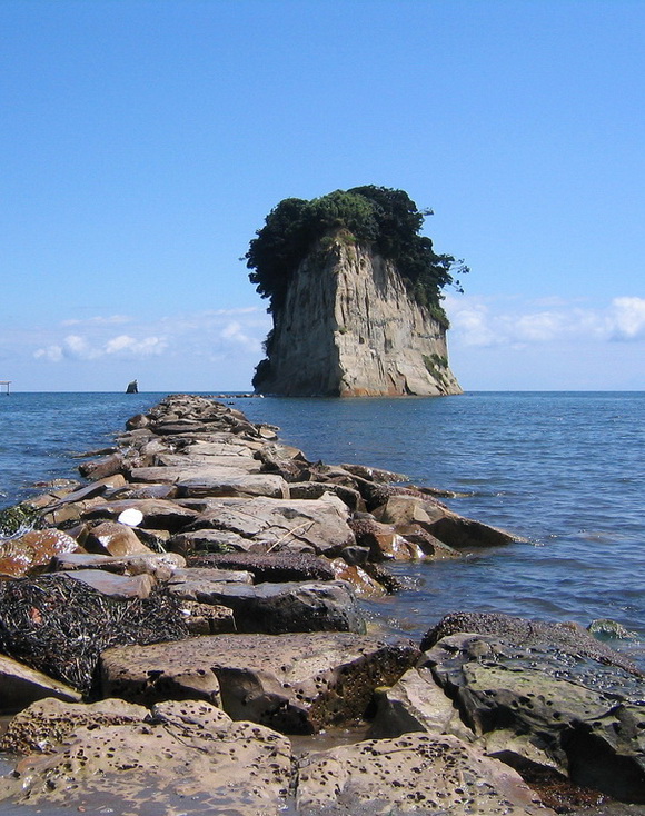 THE WORLD GEOGRAPHY: 8 Unusual Rock Islets Around the World