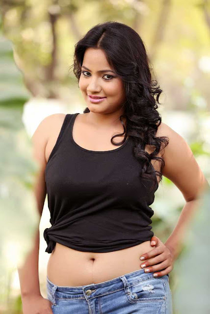 Saritha Sharma Latest Hot Cleveage Spicy Black Sleveless TShirt ...