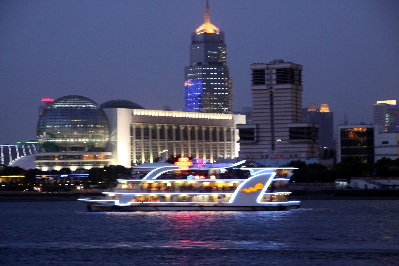Rambling Raspberries: FERRIES AND CRUISERS ON THE HUANGPU RIVER