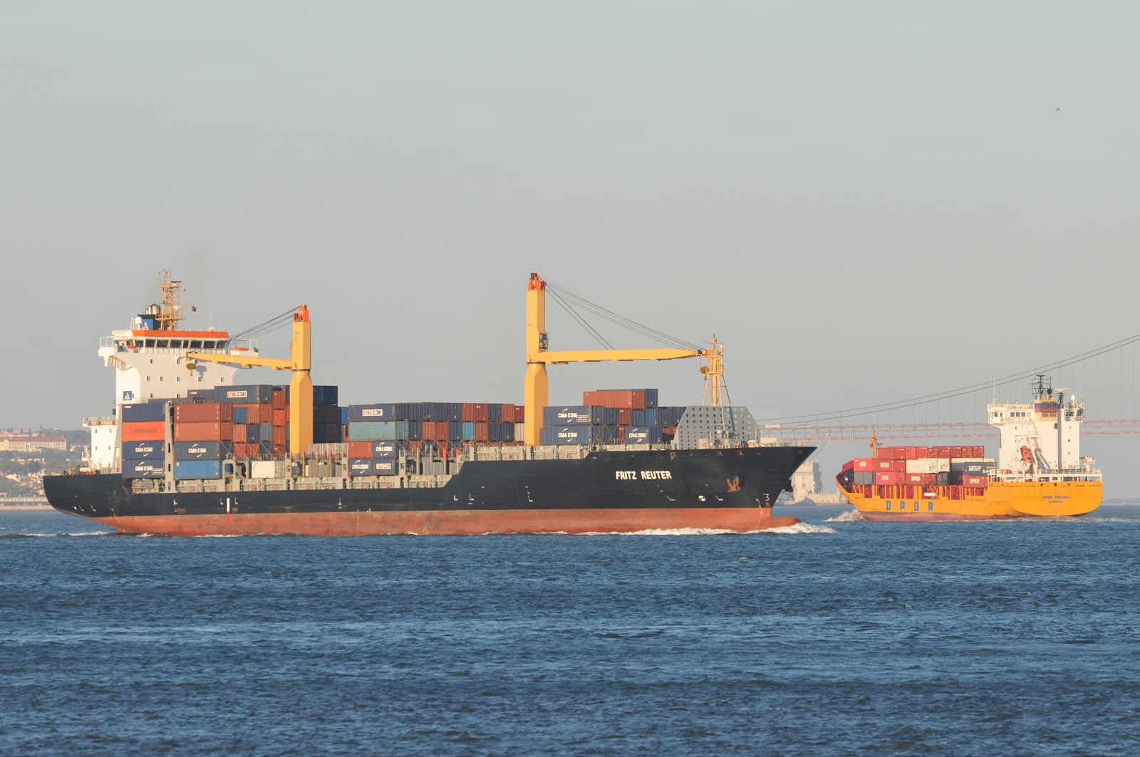 SHIPS & THE SEA - BLOGUE dos NAVIOS e do MAR: Box ships in and out of ...