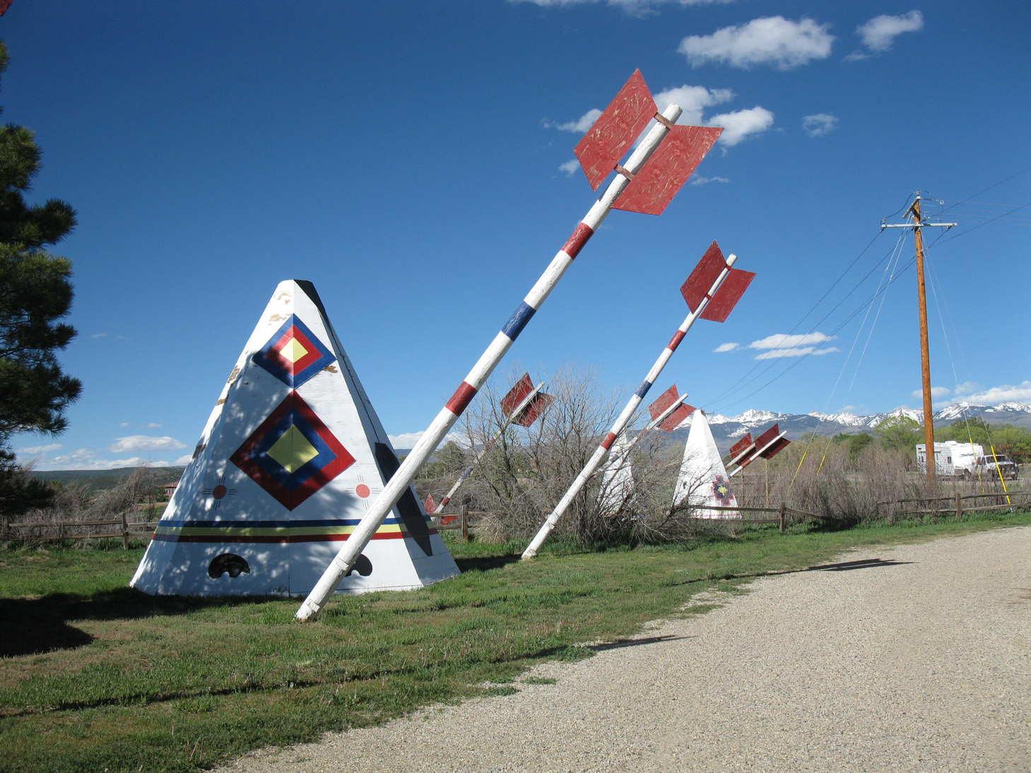 Eccentric Roadside: The arrows of my ways: the giant arrows of Mancos ...