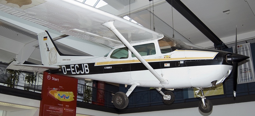 Jet & Prop by FalkeEins: Landung auf dem Rotem Platz - Cessna to Red ...