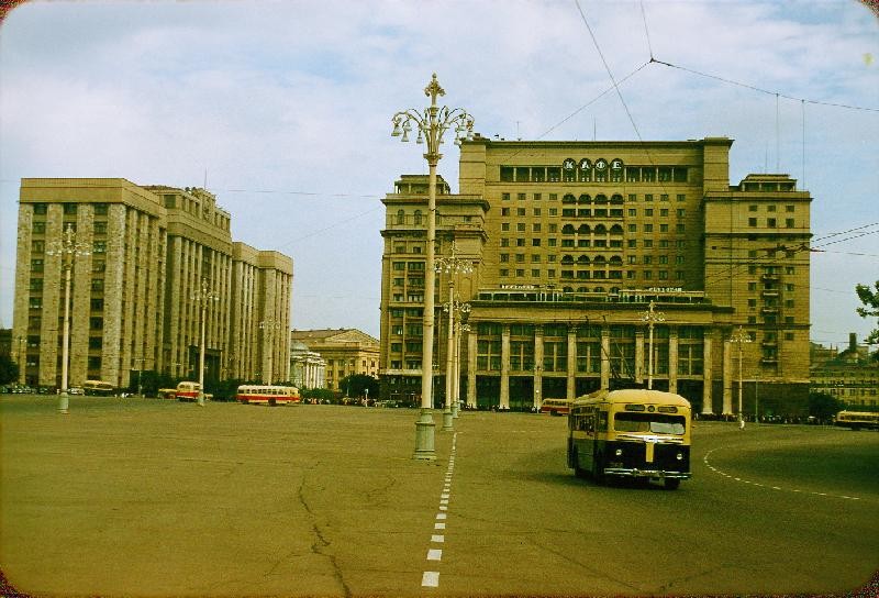 47 Fascinating Color Photographs That Capture Street Scenes of the USSR ...