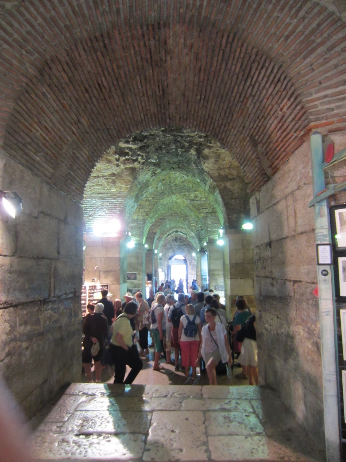 Souvenir Chronicles: SPLIT, CROATIA: EXPLORING INSIDE THE PALACE WALLS