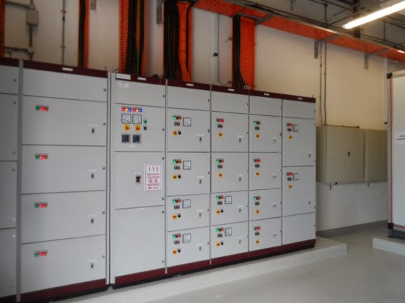 Kakilapan: Papan Suis Utama Voltan Rendah