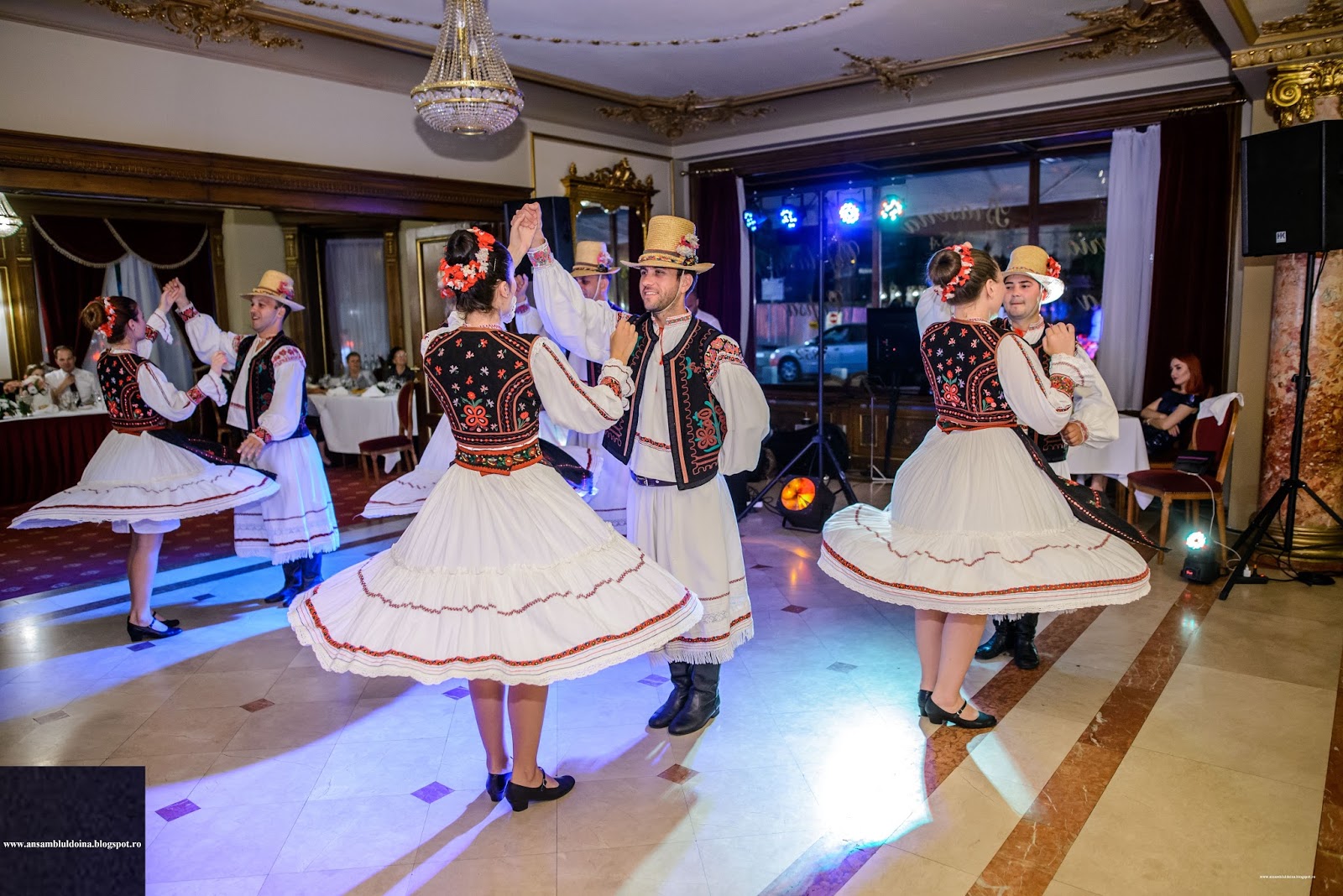 Traditii in Bucuresti - Ansamblul folcloric DOINA: DANSURI POPULARE - video