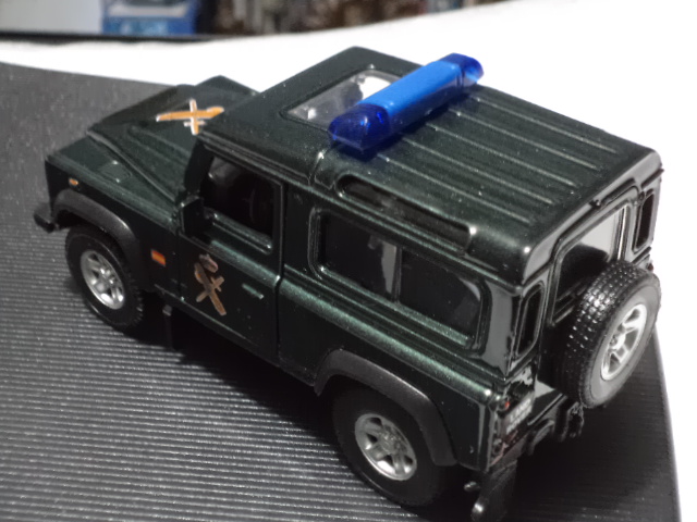 AUTOS A ESCALA: LAND ROVER DEFENDER "GUARDIA CIVIL ESPAÑOLA"