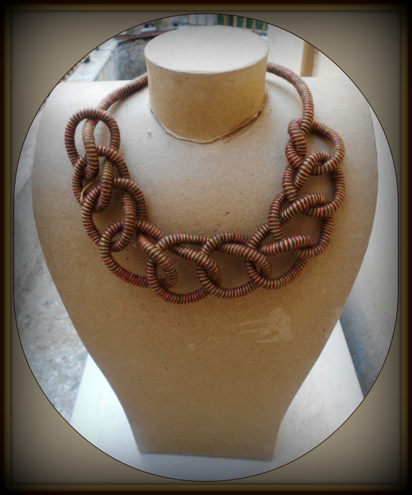 lila365idees: ΚΟΛΛΙΕ ΑΠΟ ΧΟΝΤΡΟ ΚΟΡΔΟΝΙ ΜΕ ΚΟΜΠΟΥΣ (NECKLACE FROM THICK ...