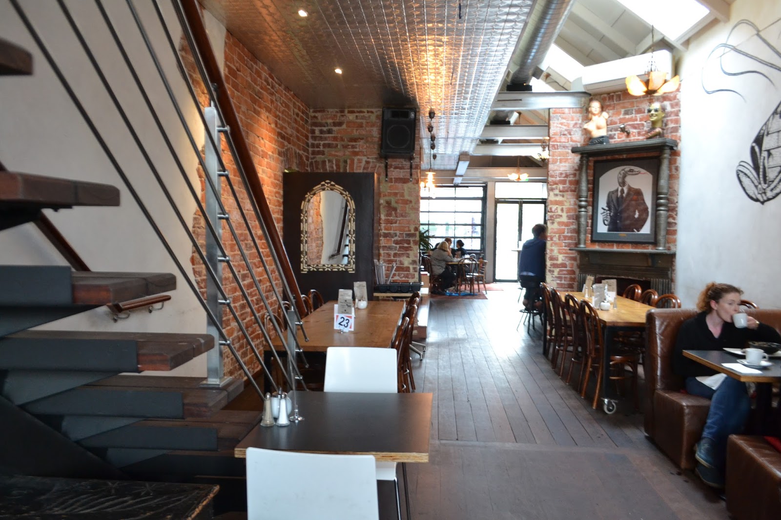 All The Little Extras: Review: Daily Planet Bar & Cafe